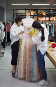 直擊 iROO 後台｜華服背後的工藝，復古才是最新的時髦！ - 雜誌｜風格女人的流行情報誌